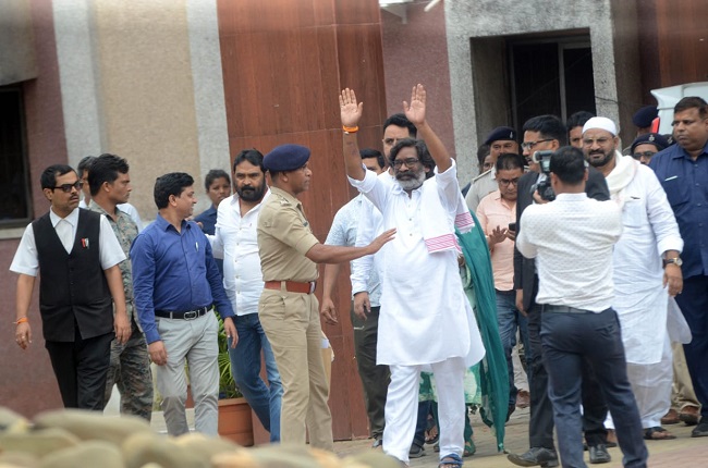 Hemant Soren: हेमंत सोरेन जेल से रिहा, सफेद दाढ़ी और कंधे पर गमछा.. कुछ इस अंदाज में नजर आए ...